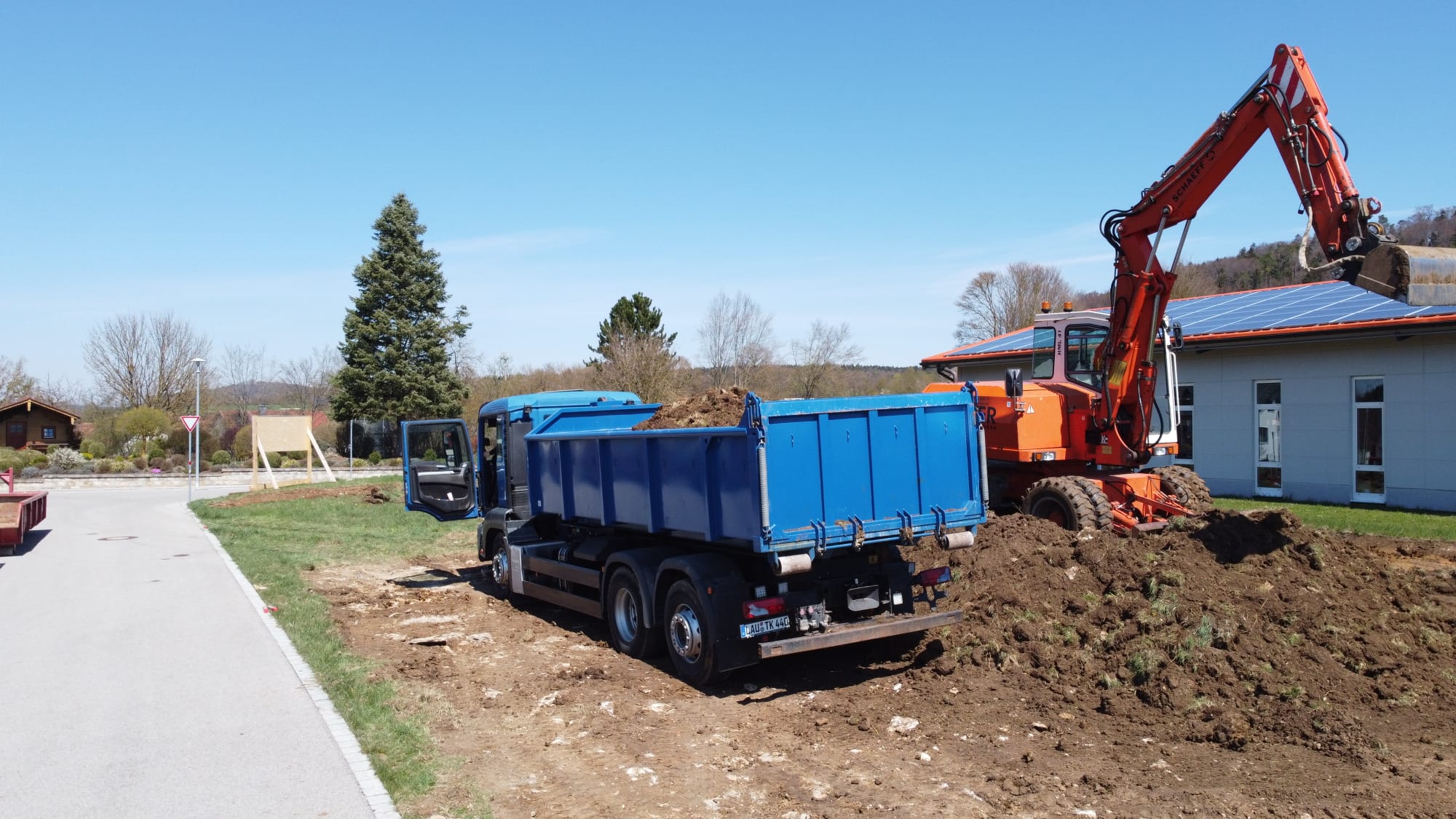 Koch | Transporte | Erdbewegungen | Baggerbetrieb - NEUBAU BÜROGEBÄUDE